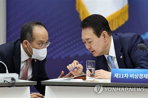 윤석열 정부 출범 1주년 기념 사진집 출간 연합뉴스