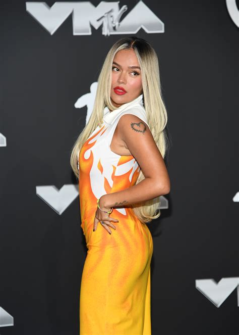 Karol G Apuesta Por Un Vestido En Llamas Y Un Cambio De Look Para Los