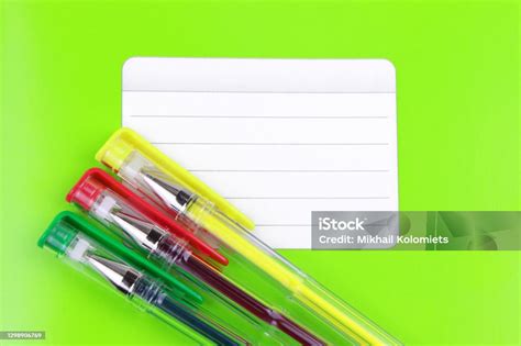 녹색 노트북과 다채로운 젤 펜 학교 교육 공간을 복사합니다 텍스트 배치 공란에 대한 스톡 사진 및 기타 이미지 공란 공부 교과서 Istock