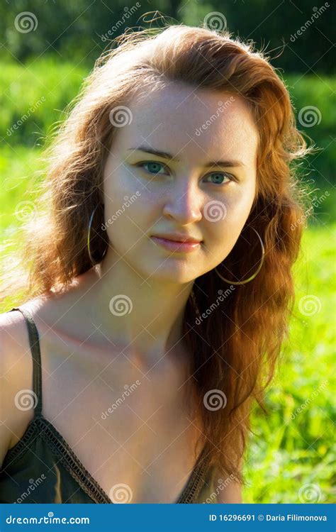 Ragazza Dolce Del Brunette Immagine Stock Immagine Di Campo
