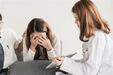 건강 질환 또는 정신 질환에 대 한 진단 검사의 개념 의사 상담 환자와 그들의 가족 보기 정적 활동에 대한 스톡 사진 및 기타 이미지 보기 정적 활동 슬픔 의사