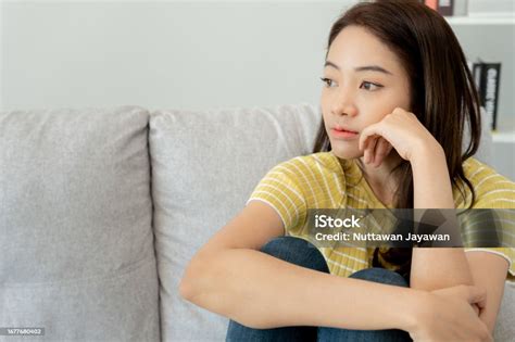 불행한 아시아 여자 소녀 실망 혼자 집에 문제에 대해 슬퍼 외로움을 느낀다 스트레스를 받다 나쁜 관계로 고통받다 헤어지다 이혼 여성 혼란스러움 우울증 정신 건강 외로움 30