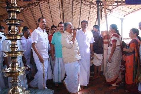 കാടാമ്പുഴ ദേവി ക്ഷേത്രത്തിലെത്തി ഭക്തരുടെ ആശിർവാദം ഏറ്റുവാങ്ങി ഇ ടി