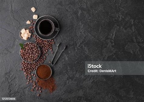 검은 배경에 커피 나무 잎이있는 지팡이 설탕 큐브가있는 콩과 분쇄 분말을 곁들인 신선한 생 유기농 커피 컵 맨 위 보기 0명에 대한 스톡 사진 및 기타 이미지 Istock