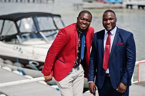 2 아프리카 미국 소송에서 성공적인 망 행복입니다 풍부한 블랙 비즈니스 요트에 대 한 망 요트 레크리에이션 선박에 대한 스톡 사진 및 기타 이미지 Istock