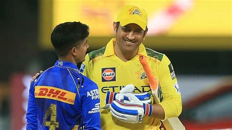 Mi Vs Csk Ms Dhoni Applauds Kerala Spinner Vignesh Puthur In Heartwarming Moment