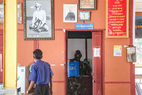 Dvb မန္တလေးမြို့ စန္ဒမုနိဘုရားတွင် အလယ်ပိုင်းတိုင်း စစ်ဌာနချုပ်က ပိုးသတ်ဆေးဖျန်း ဓာတ်ပုံ