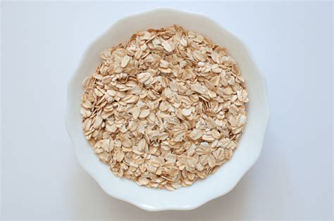 천연 귀리 플레이크 하얀 그릇에 건강하고 영양가있는 시리얼의 상단보기 0명에 대한 스톡 사진 및 기타 이미지 0명 개념 거친 필름 효과 Istock