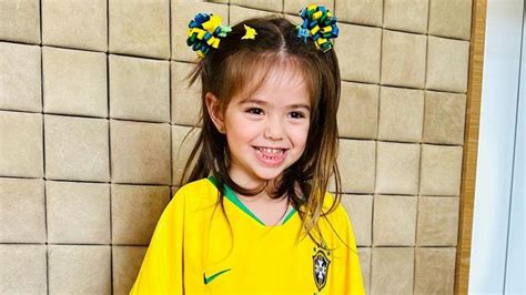 Zoe Filha De Sabrina Sato Se Diverte Com Sapatos De Grife Avaliados