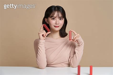 대한민국 한국 여성 뷰티 가을 계절 색조화장 화장품 미녀 아름다운사람 귀여움 물체묘사 이미지