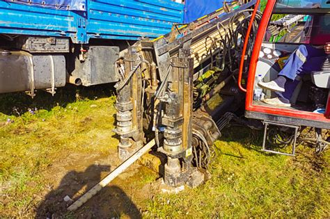 파이프 라인 통신의 지하 케이블 인터넷 토양 상층 인프라를 손상시키지 않고 전기를 배치하는 작업을 수행 할 때 수평 드릴링 용 장비 관로에 대한 스톡 사진 및 기타 이미지