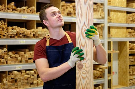 작업자 또는 판매자 건설 매장 이나 창 고에서 나무 섹션 직장에서 Diy에 대한 스톡 사진 및 기타 이미지 Diy 건설 산업 공예 Istock