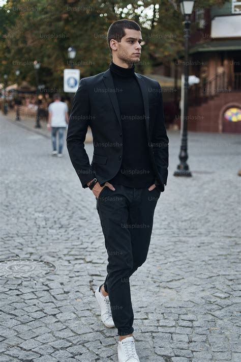 젊은 남자 걷는 유럽 도시의 거리에서 가을날 스마트 캐주얼 라이프스타일 사진 사진 Unsplash의 의류 이미지
