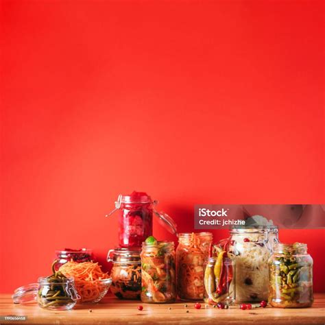 나무 배경 복사 공간을 통해 다양한 발효 및 양념 식품의 구색 발효 야채 소금에 절인 양배추 후추 마늘 비트 뿌리 한국 당근 유리 항아리에 오이 김치 가을에 대한 스톡 사진