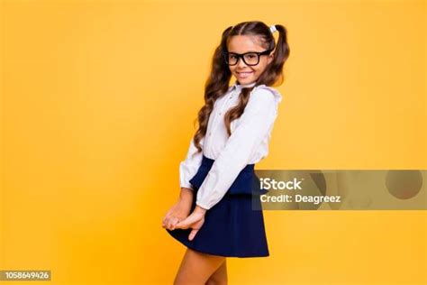 달콤한의 선명한 노란색 배경에 고립 된 공식적인 마모에 작은 여자 사랑 스러운 잘생긴 클로즈업 프로필 측면 보기 갈색 머리에 대한 스톡 사진 및 기타 이미지 Istock