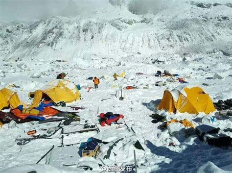 网友拍摄珠峰南坡雪崩现场画面人民政协网