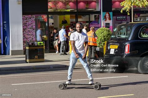 런던 중심부의 도로에서 교통 체증 속에서 스케이트 보드를 타고 있는 사람 Central London에 대한 스톡 사진 및 기타 이미지 Central London 거리