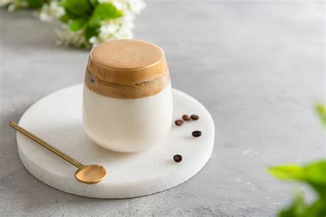 커피 콩과 함께 회색 배경에 휘핑 거품이 있는 유리잔에 트렌디한 달고나 커피 아이스 휘핑 커피 한국 커피 컨셉 측면 보기 복사 공간 라떼에 대한 스톡 사진 및 기타 이미지