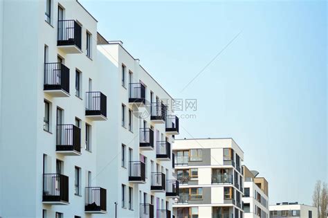 欧洲现代住宅建筑前面一栋现代公寓楼的碎片非高清图片下载 正版图片505959796 摄图网