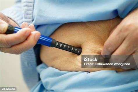 인슐린 주사 당뇨병 노인 여성 환자가 인슐린 펜을 사용하여 당뇨병의 혈당을 낮추는 것입니다 간호사에 대한 스톡 사진 및 기타 이미지 Istock