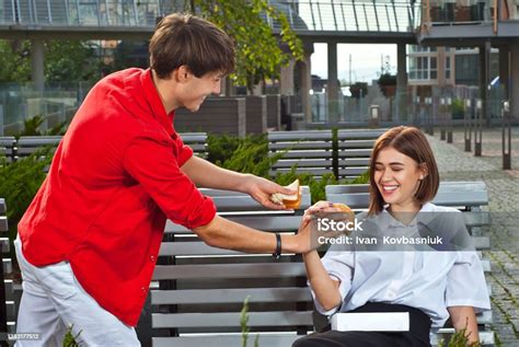 함께 야외에서 점심을 먹는 남자와 여자 커플 은 감자 튀김을 먹고 패스트 푸드와 길거리 음식의 개념 종이 용기와 일회용 컵의 음식 18 19세에 대한 스톡 사진 및 기타