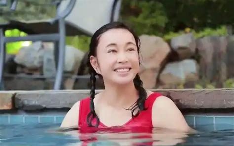 74岁刘晓庆泳装照曝光，穿红色泳衣身姿挺拔，泳姿优美，丰腴性感秒杀白幼瘦