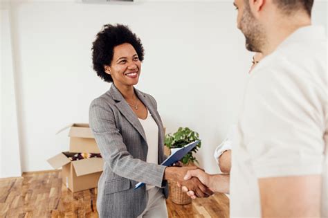 아프리카 계 미국인 부동산 에이전트 그녀의 집 구매자와 악수 캐쥬얼 의류에 대한 스톡 사진 및 기타 이미지 캐쥬얼 의류 가정 생활 남자 Istock