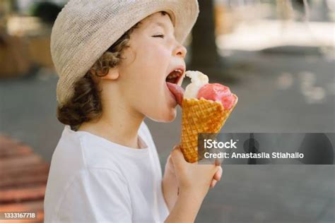 모자를 쓴 어린 소년이 아이스크림을 들고 행복하고 놀란 다 아이스크림을 가진 아이들 아이스크림에 대한 스톡 사진 및 기타 이미지 아이스크림 아이 먹기 Istock