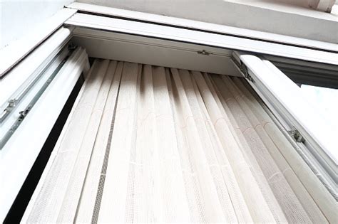 얇은 실로 짜여진 흰색 굵은면 또는 린넨 커튼 심플하고 컴팩트 한 경제적 인 아파트 인테리어 방에 창 장식입니다 빨간색 줄무늬 가정 생활에 대한 스톡 사진 및 기타 이미지