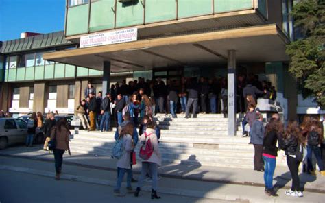 Масовна тепачка на малолетници пред средно училиште во Куманово Kumanovonews