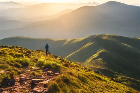 여름에 일몰에 안개에 아름다운 산 계곡을 보고 녹색 잔디와 산 봉우리에 소녀 트레일 안개 낀 언덕 숲 하늘에 젊은 여자와 풍경 여행 및 관광 하이킹 25 29세에 대한 스톡