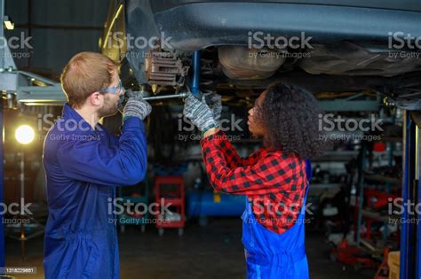 직장에서 두 역학 수리점에서 일하는 두 명의 자신감 있는 자동차 정비사 16 17 살에 대한 스톡 사진 및 기타 이미지 16 17 살 2명 30 34세 Istock