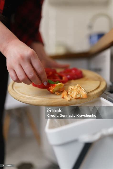 유기농 음식물 쓰레기를 보카시 통에서 퇴비로 재활용하는 여성 집에서 용기에 남은 야채를 퇴비화하는 여성 사람 가정 주방에 대한 스톡 사진 및 기타 이미지 Istock