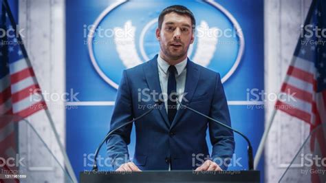 정부 선거 집회에서 지지자들에게 인사하는 청년 단체 대표 정상회담에서 연설을 하는 언론 책임자 장관 의회에 연설 미국 국기와 배경 대통령에 대한 스톡 사진 및 기타 이미지