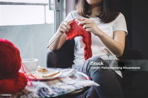 젊은 여자 손 뜨개질을 하는 테라스 집에서 거실에서 빨간 스카프 수공예의 촬영을 닫습니다 Diy에 대한 스톡 사진 및 기타 이미지 Diy 겨울 공예 Istock