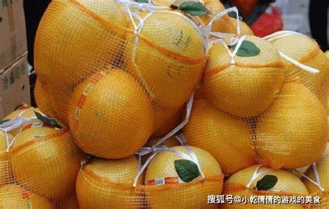 买柚子选圆的还是选尖的果农分享3招挑到皮薄肉厚的甜柚子 东方养生频道 东方养生