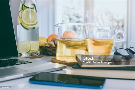 집에서 아침 식사 노트북과 전화 테이블에 N 컴퓨터 프리랜서 데스크톱 작업 공간이있는 원격 사무실 건강 영양 식품에서 직장에서