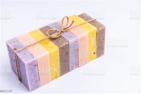 허브 꽃 에센셜 오일천연 수제 비누 바 유기농 재료로 만든 수제 미용 제품 스파 유기농 비누 클로즈업 0명에 대한 스톡 사진 및 기타 이미지 Istock