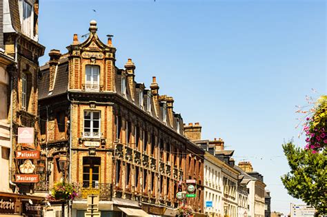 Hondleur 프랑스2019on 중세 도시 옹 플 뢰 르의 거리 지역 주민과 관광객의 산책에 대 한 좋아하는 장소 0명에 대한 스톡 사진 및 기타 이미지 Istock