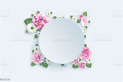 봄 배경 프레임 분홍색 꽃 봉 오리 가지와 잎 흰색 배경에 고립의 화 환 패턴 라운드 꽃 배경입니다 평평 하다 톱 볼 복사 공간 혼합 매체 발렌타인의 날 3 월 8 일 0