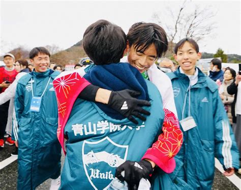＜箱根駅伝往路芦ノ湖ゴール＞ゴールしチームメートと抱き合う若林（撮影・会津 智海） ― スポニチ Sponichi Annex スポーツ
