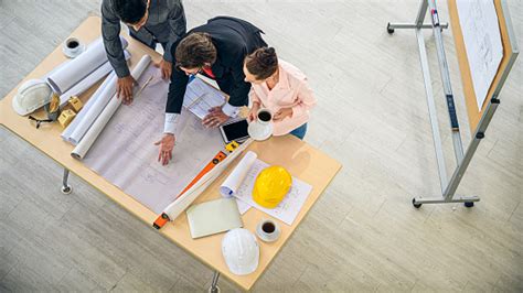 서류와 테이블에 프로젝트를 계획하기위한 백인 엔지니어 그룹 팀워크 회의의 최고 보기 건설 산업에 대한 스톡 사진 및 기타 이미지 건설 산업 건설 현장 건설업자