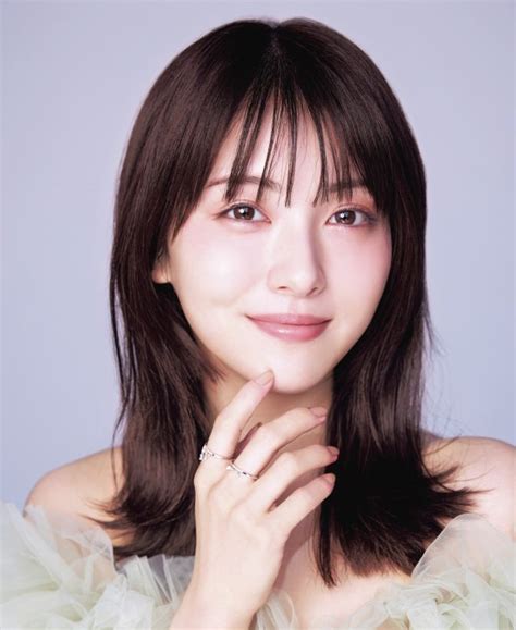 浜辺美波さん「年々コスメの量も増加中！ カラーメイクを楽しみたい気分♡」｜2024年『美的』読者が選ぶベストビューティウーマン受賞 美的com