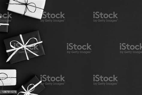 검은 색 배경에 검은 색과 흰색 크리스마스 선물 빈 복사 공간이 있는 플랫 레이 0명에 대한 스톡 사진 및 기타 이미지 0명 겨울 공란 Istock