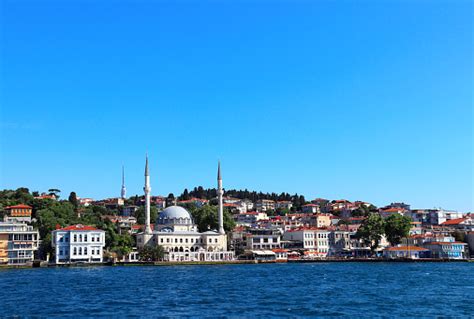 보스포러스 해협에서 오래된 집과 모스크 터키 이스탄불까지의 전망 화창한 날 이스탄불의 골든 혼 베이와 여름 도시 풍경 휴가 여행 휴가 해외 여행 크루즈 및 투어의 주제 0