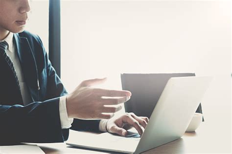 회의실에서 스마트 랩톱 컴퓨터로 비즈니스 재무 보고서를 논의하는 기업인의 이미지 비즈니스 미팅 컨셉 경제에 대한 스톡 사진 및