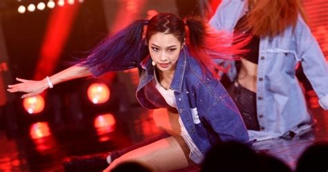 여자여자 미소 걸크러쉬 부르는 할리퀸 코스튬