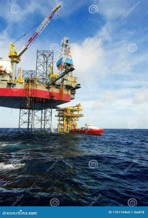 Oil Platform Attach With Floating Production Storage And Offloading Fpso Royalty Free Stock