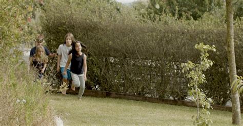 가족 걱정 없는 공원에서 그룹 기쁨 긴 머릿단 남매 놀이 달리는 레저 레크리에이션 맨발 생울타리 소녀 소년 아이 아이들 놀이 아이들의 그룹