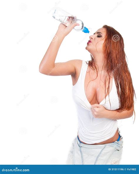 Seksowna Czerwona Włosiana Kobieta W Mokrej Bielu T Koszula Zdjęcie